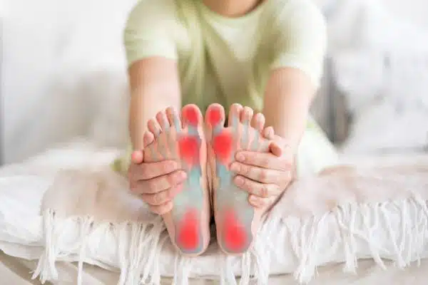Pied plat valgus et douleurs du pied : causes, solutions durables